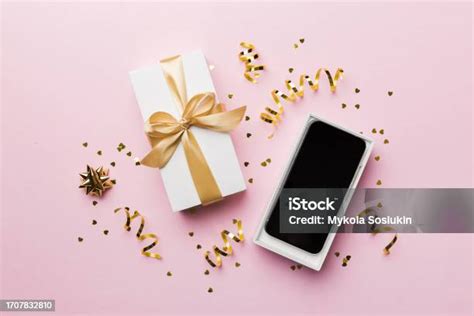 골드 리본과 스마트폰이 있는 기프트 박스를 컬러 배경 상단 보기로 오픈했습니다 빈 오픈 박스 포장 모형 디자인템플릿 브랜딩 모형 1위에 대한 스톡 사진 및 기타 이미지