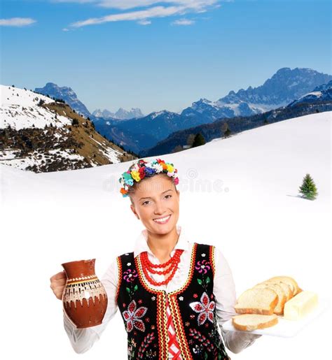 Muchacha Polaca Hermosa En Ropa Tradicional Foto De Archivo Imagen De