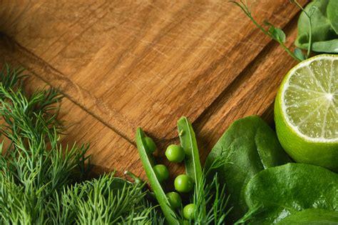 생 녹색 야채 샐러드 양배추 민트 오이 양파 시금치의 다양한 갈색에 대한 스톡 사진 및 기타 이미지 갈색 건강한 식생활 날것 Istock