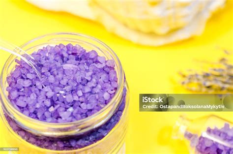 향기 바다 스파 화장품 소금 라벤더 추출 목욕 건조 자연 미네랄 치료 라벤더 바다 포탄 보기 닫기 개념 울트라 Violer 컬러 트렌드 년 보라색 노란색 배경 아로마