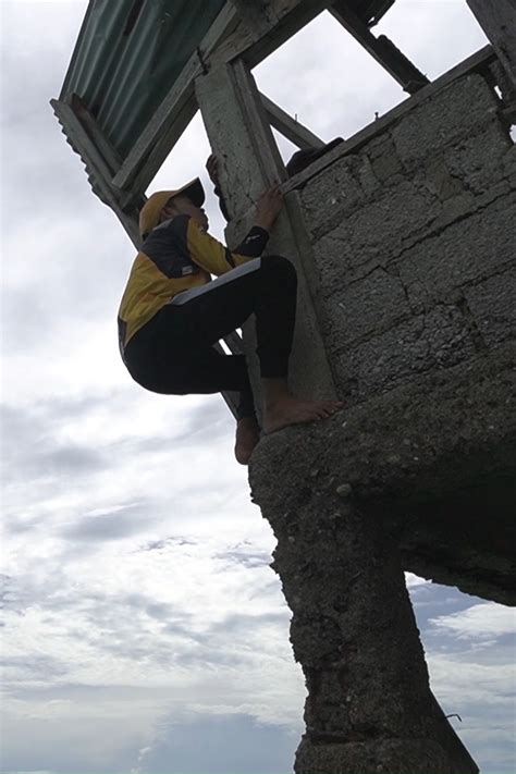 Bahay Sa Gitna Ng Dagat Pinamumugaran Ng Makakamandag Na Ahas Inakyat Namin Ang Bahay Na Ito