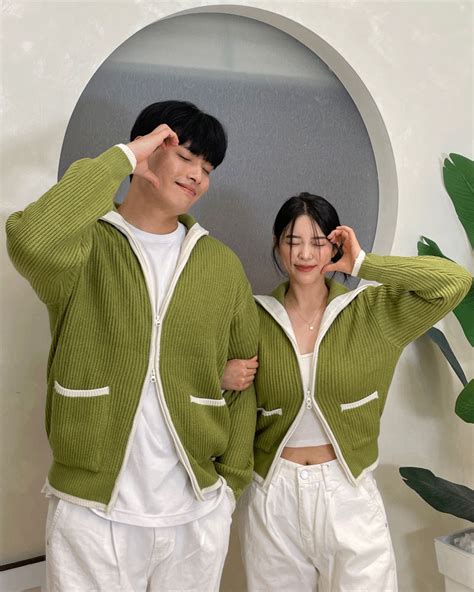 꾸안꾸시밀러룩 배색 라인 니트 투웨이집업 가을 겨울 간절기 데일리룩 오피스룩 커플 데이트룩 여행룩 에이블리