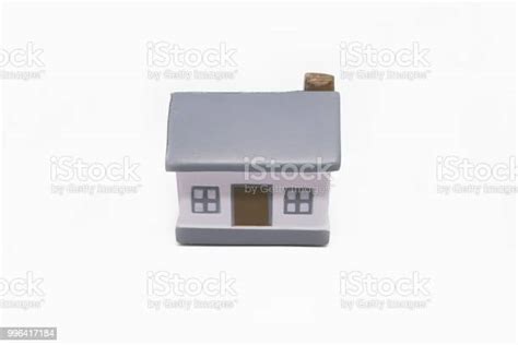 새로운 집 부동산 및 재산 개념의 실버 키 개념 미니어처 하우스 개념에 대한 스톡 사진 및 기타 이미지 개념 건설 산업 건축 Istock