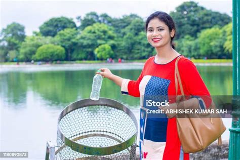 더스트빈에 플라스틱 병을 던지는 인도 여성 환경 보호의 개념 환경의 쓰레기 건강한 생활방식에 대한 스톡 사진 및 기타 이미지 건강한 생활방식 귀여운 깨끗한 Istock