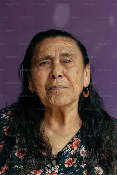 Foto Una Anciana Con Cabello Largo Y Aretes Señora Mayor Imagen En