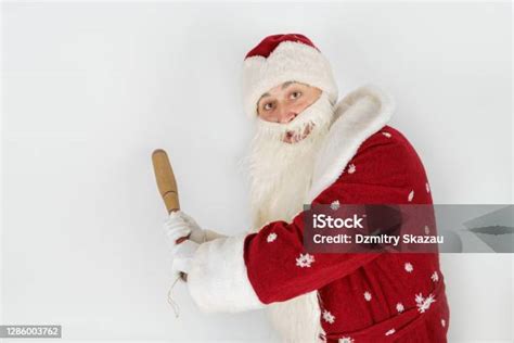 손에 야구 방망이를 들고 있는 산타클로스 흰색으로 분리 30 34세에 대한 스톡 사진 및 기타 이미지 30 34세 가득 찬 개념 Istock