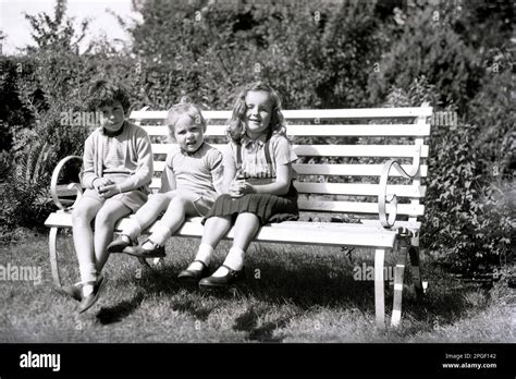 S Histologique T L Ext Rieur D Un Jardin Trois Jeunes Filles Assises Ensemble Sur Un