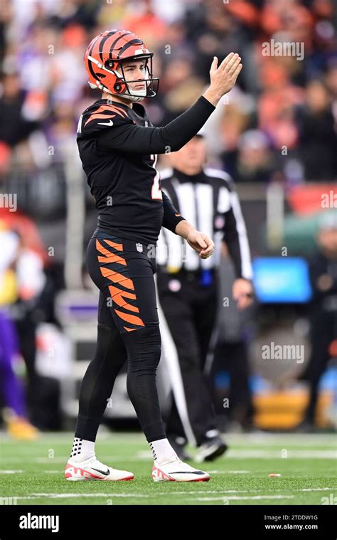 Cincinnati Bengals Place Kicker Evan Mcpherson 2 Lines Up His Kick