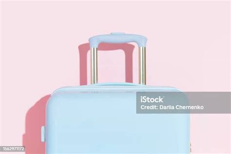길고 짙은 그림자가 있는 파스텔 핑크 배경에 파란색 여행 가방 여행 컨셉 0명에 대한 스톡 사진 및 기타 이미지 0명 가방