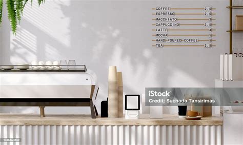 나무 상판 에스프레소 머신 흰색 벽에 창문에서 햇빛과 잎 그림자가 있는 디지털 태블릿 컴퓨터 금전 등록기가 있는 카페 카운터의 현대적이고 고급스러운 디자인 카페에 대한 스톡