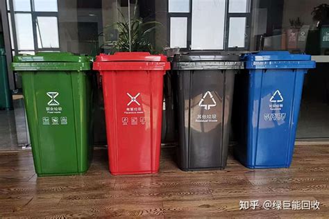 旧衣服丢在小区垃圾桶里转眼就不见了谁拿走了 知乎
