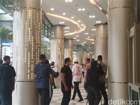 Didampingi Luhut Jokowi Tinjau Stasiun Lrt Tmii Jaktim
