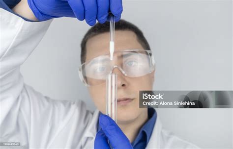 의료 실험실 조수는 정자로 시험관을 검사합니다 정자 남성 불임 검사 시험관에 정액 생식 기관 검사 인공 수정을위한 기증자 적합성 테스트 건강 진단에 대한 스톡 사진 및 기타