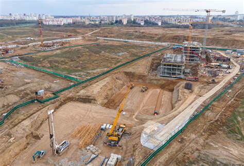 건설 현장에 크레인을 설치하는 동안 트럭 크레인 토양 압축기 및 도로 롤러 는 기초의 구성을위한 수평 접지 0명에 대한 스톡