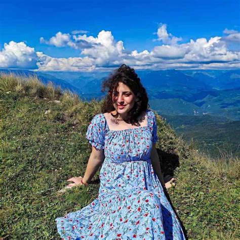 „ერთ ღამეს მერცხლები დამესიზმრა თითქოს წრეს უვლიდნენ ჩვენს სახლს… გავიღვიძე და წერა დავიწყე