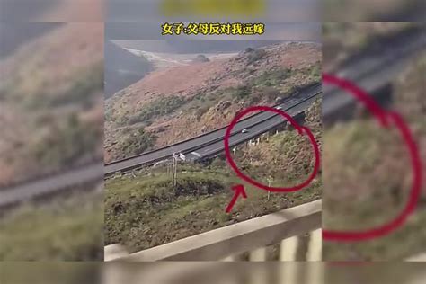 女子和异地男友分手崩溃痛哭，男友开车一路追赶离开高铁不愿分手