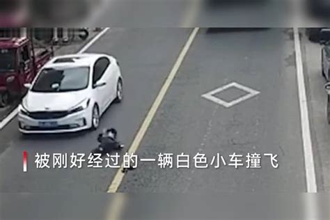 心惊肉跳！男孩鬼探头飞奔横穿马路，被小车瞬间撞飞！小车男孩瞬间