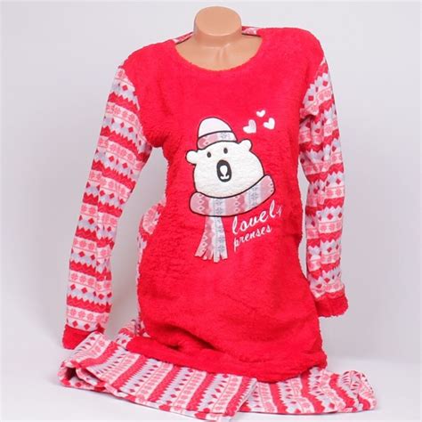 Дамска зимна пижама от софт в коледен червен цвят и сладко мече с шал