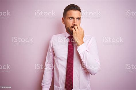 넥타이와 우아한 셔츠를 입고 분홍색 고립 된 배경에 넥타이를 입고 스트레스와 긴장 한 입에 손을 물고 손톱 불안 문제 감정에 대한 스톡 사진 및 기타 이미지 Istock