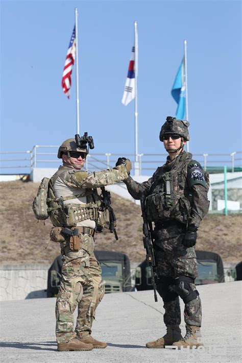 Us Army Officer Un And Korean Army Officer Jsa Imjin Scout In The Dmz 1000x1500 R