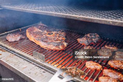 연기가 자욱한 바베큐 그릴에서 요리하는 다양한 구운 고기의 클로즈업 열 아래에서 풍부한 탄 자국과 질감을 보여줍니다 0명에 대한 스톡 사진 및 기타 이미지 Istock