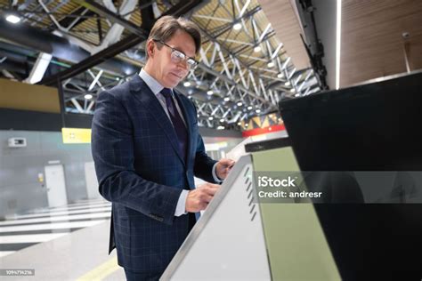 비행기로 여행 하 고 공항에서 셀프 체크인 하 고 비즈니스 남자 공항 탑승수속에 대한 스톡 사진 및 기타 이미지 공항 탑승수속 키오스크 공항 Istock