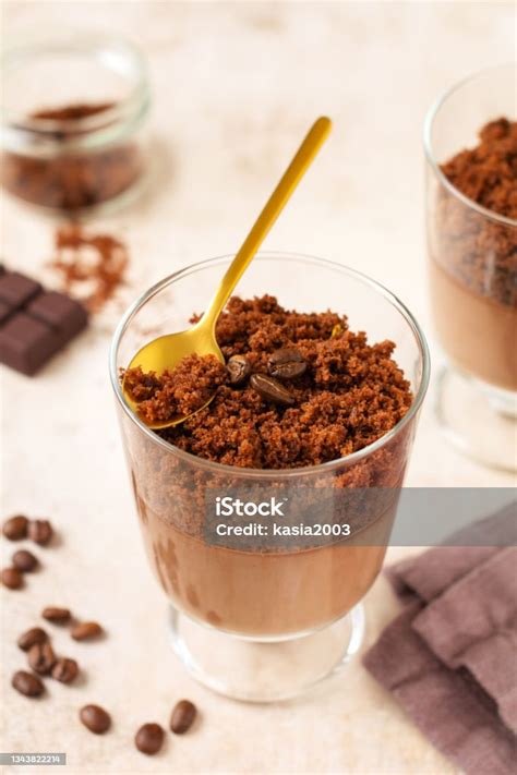 가벼운 슬레이트 돌 또는 콘크리트 배경에 유리 항아리에 브라우니와 맛있는 디저트 초콜릿 무스 선택적 초점 0명에 대한 스톡 사진 및 기타 이미지 Istock