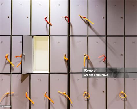 팔에 착용 할 팔찌에 자물쇠와 열쇠가있는 귀중한 물건을 보관하기위한 번호가 매겨진 셀이 많이 있습니다 챔버 중 하나가 열립니다 공간을 복사합니다 0명에 대한 스톡 사진 및