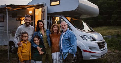 카메라를 보고 미소를 짓고 있는 다세대 가족의 초상화 해질녘 캐러밴 휴가 여행 사진 Unsplash의 자동차 이미지