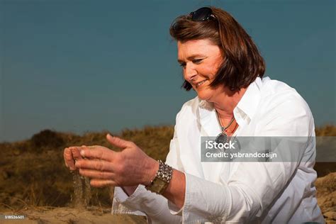 행복함 뽀샤시 여자 노인 즐길 수 있는 야외 활동 가운데 게임하기 모래 건강한 생활방식에 대한 스톡 사진 및 기타 이미지 건강한 생활방식 관능 긴 머리 Istock