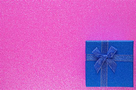 복사 공간이있는 반짝이는 분홍색 배경에 파란색 선물 상자 상단 보기 크리스마스 발렌타인 데이 또는 생일 파티 개념 인사말 카드 프레임 플랫 레이 0명에 대한 스톡 사진 및