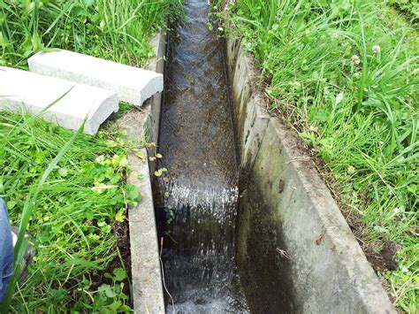 mabofarmの農場 大畑の水路でハブダイナモ水力発電