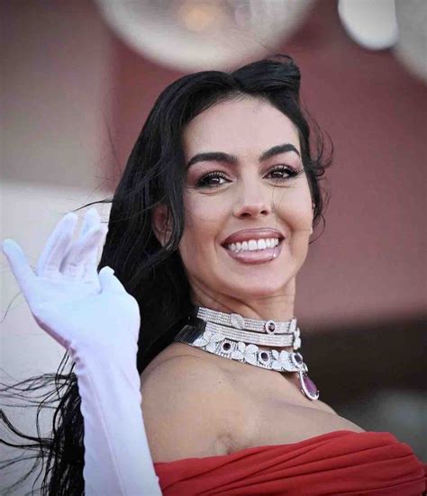 بالصور والفيديو جورجينا تخطف الأنظار في مهرجان البندقية السينمائي مـزمـز