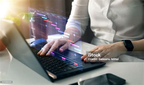 노트북에서 작업하고 가상 화면에서 회사의 Gantt 차트 일정 인터페이스를 사용하여 작업 및 마일스톤 진행 계획을 업데이트하는 프로젝트 관리자 프로젝트 관리에 대한 스톡