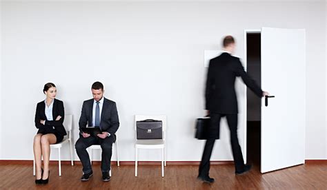 면접 대기 Formalwear에 심각한 비즈니스 사람들 문과 오는 사무실 방의 자에 앉아 인터뷰를 위해 준비 하 고 다른 후보 동안 여 Defocused 남자 걱정하는에