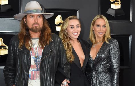 Miley Cyrus Reveals It Was Mom Tishs Idea For Her To Dance On A Pole