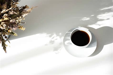 흥미로운 그림자와 흰색 테이블에 향기로운 검은 커피 컵 스칸디나비아 스타일은 태양의 아침 광선에 여전히 생활 0명에 대한 스톡 사진 및 기타 이미지 Istock