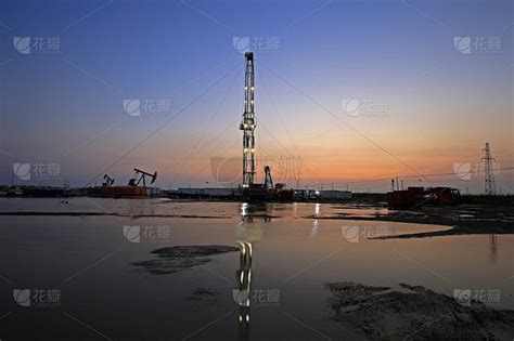 石油钻井平台在美丽的夜晚