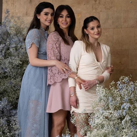 ماريتا الحلاني تتألق بألوان الباستيل الناعمة في حفل خطوبتها مجلة هي