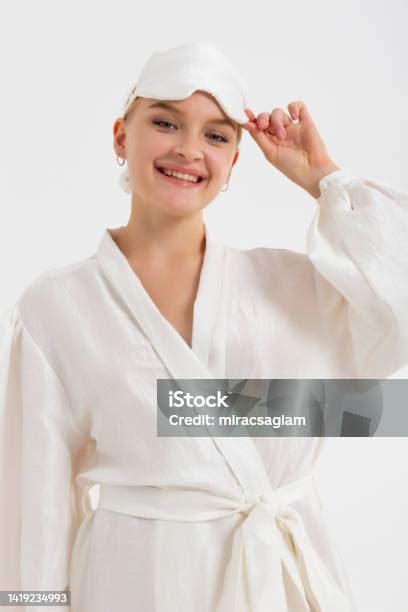 실크 패브릭 화이트 잠옷과 수면 마스크를 입고 카메라를 바라보는 예쁜 젊은 여성 20 24세에 대한 스톡 사진 및 기타 이미지 20 24세 가정 생활 건강한 생활방식
