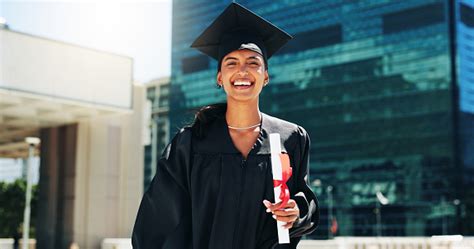 초상화 야외 및 졸업식 대학 졸업장 교육 또는 성공과 함께 미소를 지을 수 있습니다 얼굴 성취도 수료증 또는 장학금을 가진 얼굴 행복한 사람 또는 학생 Ceremony 25