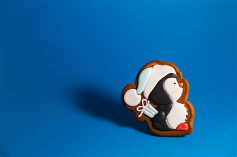 파란색 배경에 선물귀여운 펭귄의 진저 브레드 쿠키 전통적인 크리스마스 음식입니다 크리스마스와 새해 휴일 개념입니다 0명에 대한 스톡 사진 및 기타 이미지 Istock