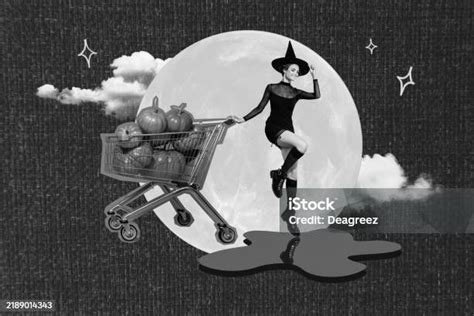 젊은 펑키 마녀 아가씨 입고 검은 의상 콘 모자 카트와 춤 스택 호박 회색 배경에 고립 된 할로윈 준비 준비 11월에 대한 스톡 사진 및 기타 이미지 Istock