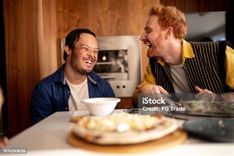 집에서 피자를 만드는 친구 특별한 도움이 필요한 사람 포함 재미에 대한 스톡 사진 및 기타 이미지 재미 다운 증후군 우정