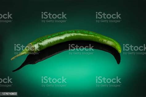 빨간 어두운 배경에 불에 불타는 빨간 뜨거운 긴 칠리 고추 건강한 식생활에 대한 스톡 사진 및 기타 이미지 건강한 식생활 고추류 녹색 Istock
