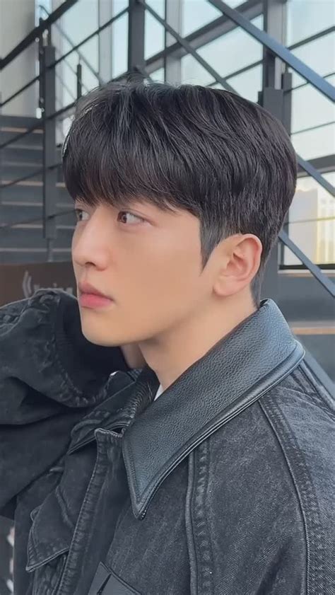 요닝 최경 부원장 세미리프컷 X 아이롱펌 스르륵 넘어가는 부드러운 텍스처 바짝 짧지 않은 옆 뒷머리 자연스러운 볼륨 밸런스 앞모습은 가르마의 형태로 되어있으며