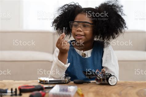 컴퓨터 태블릿으로 장난감 로봇 기술을 온라인으로 배우는 어린 소녀 학교 교실에서 로봇 장난감 자동차를 만드는 사랑스러운 어린 소녀 교육 및 기술 개념 6 7 살에 대한 스톡