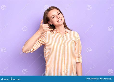 Una Giovane Attraente Che Mi Mostra Mi Chiama Gesto Flirta Con Un Collega Fotografia Stock