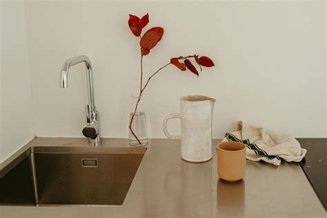 간단한 배열 고요한 깨끗한 라인 꽃병 나무 코스터 내부 요소 단순함 도자기 컵 모던한 집 미니멀리스트