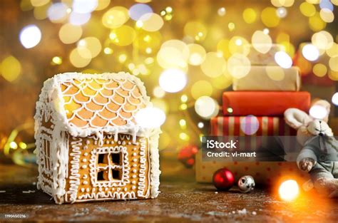 진저 브레드 하우스 공예 포장 지 및 조명 보케 어두운 배경에 많은 선물 휴일 인사카드 겨울 이벤트 개념 복사 공간 템플릿 모형 인사말 카드 텍스트 디자인 12월에 대한